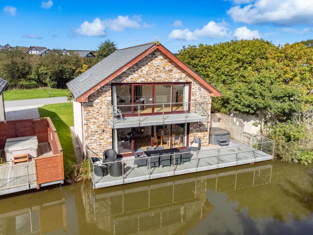 Waterfront hot tub lodge in North Cornwall with resort indoor pool